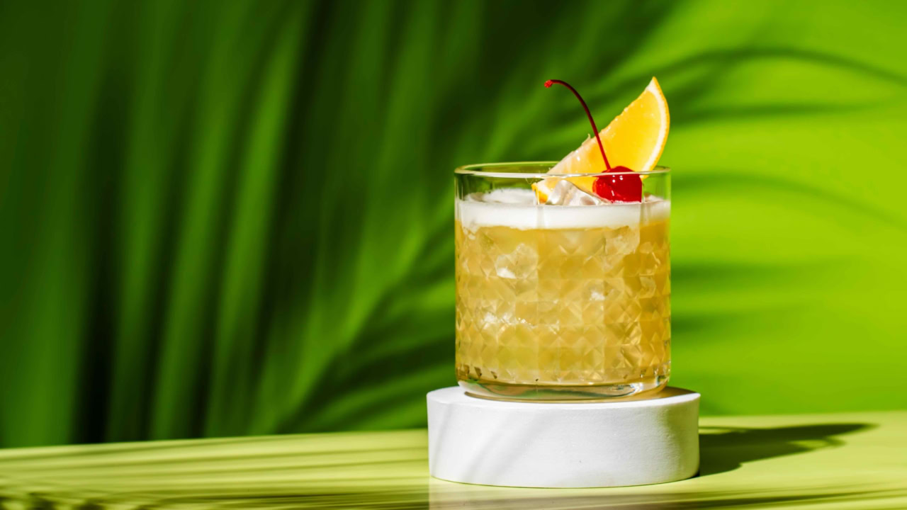 Cocktail and Food Pairing Guide: Sommelier Tips
